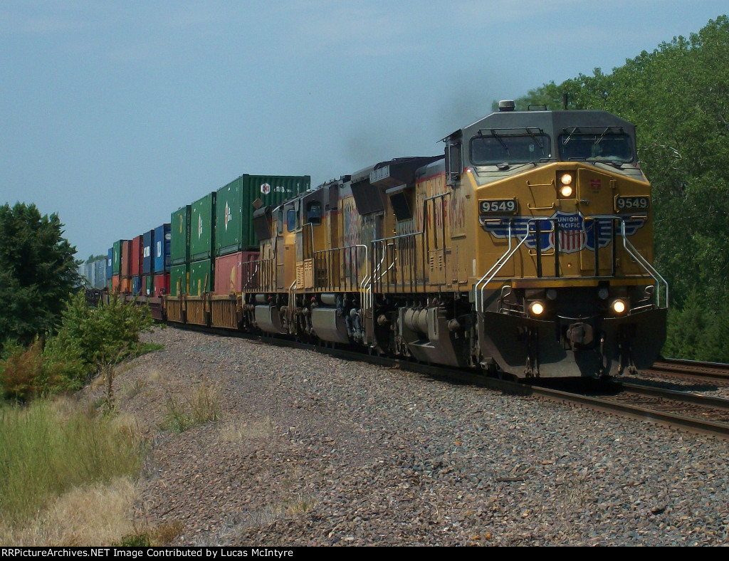 UP 9549 eastbound UP intermodal train